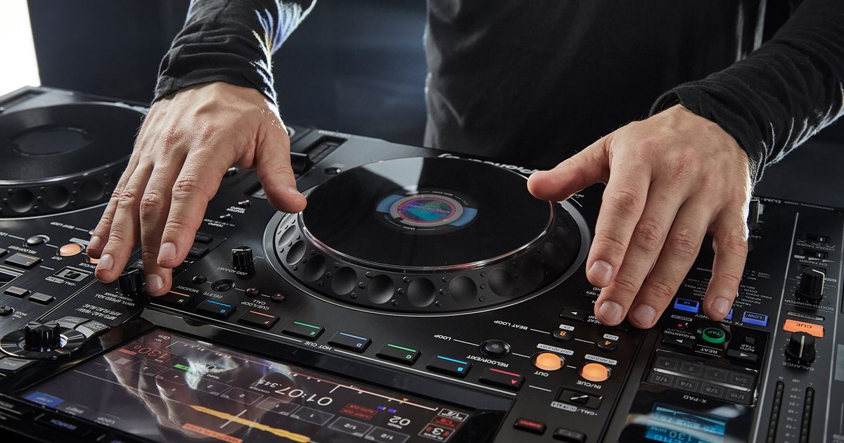 Mastering Your New Year’s DJ Set: Tips for Mixing and Trendy Sounds of ...